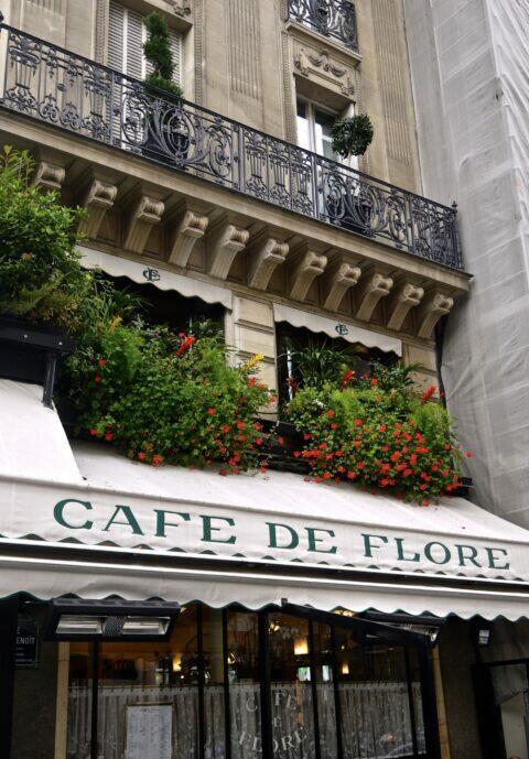 25 cafés littéraires parisiens incontournables pour les amoureux des livres